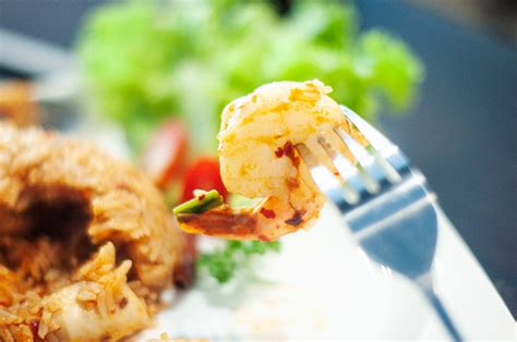 똠얌 쿵타이 매운 쌀쌀한 페이스트 볶음밥과 새우와 그린 샐러드와 토마토 반찬 복사 공간 사진 0명에 대한 스톡 사진 및 기타 이미지 Istock