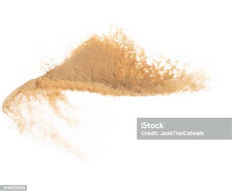 작은 크기의 좋은 모래 비행 폭발 황금 곡물 파도가 폭발합니다 추상 구름 비행 노란색 모래가 공기 중에 실리카를 튀깁니다 흰색 배경 격리된 고속 셔터 프리즈 샷 던지기 고속