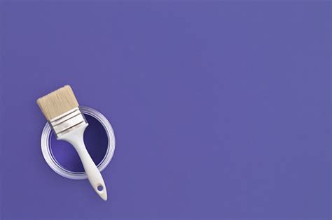 트렌디한 아주 페리 배경에 페인트 캔이 열려 있는 페인트 브러시를 칠합니다 올해의 색상 2022 상단 보기 플랫 레이 2022년에 대한 스톡 사진 및 기타 이미지 Istock