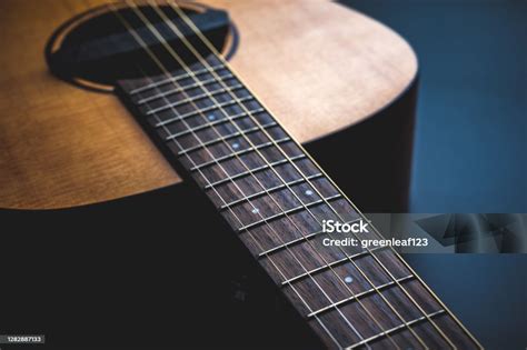 어쿠스틱 기타 복사 공간이있는 어두운 검은 색 배경에 휴식 하는 음악 악기 나무 클래식 기타의 클로즈업 0명에 대한 스톡 사진 및 기타 이미지 Istock