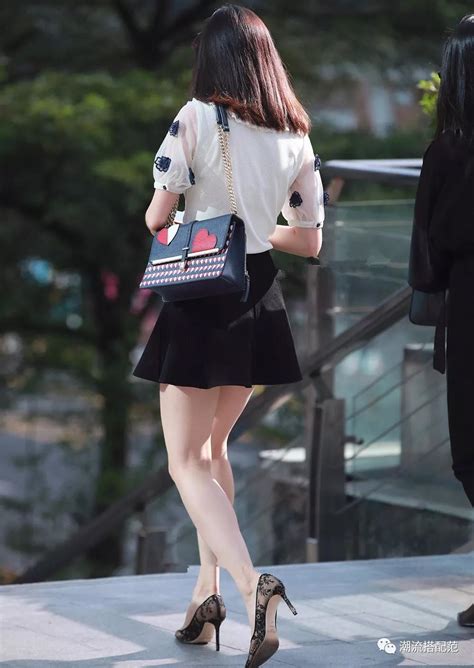 街拍 闺蜜逛街 没有对比就没有伤害 果断选择短裙妹子