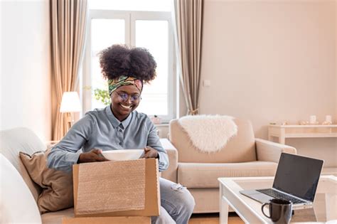 소파에 소포 상자를 포장 을 풀고 미소 아프리카 계 미국인 여자 20 24세에 대한 스톡 사진 및 기타 이미지 20 24세 가정 생활 가정의 방 Istock