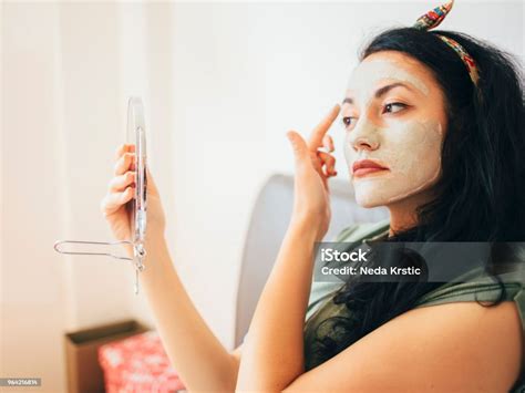 클레이 페이스 마스크와 소녀입니다 여자 얼굴 객실에서 미용 치료에 대 한 클레이 마스크를 만들기 귀여운에 대한 스톡 사진 및 기타 이미지 Istock