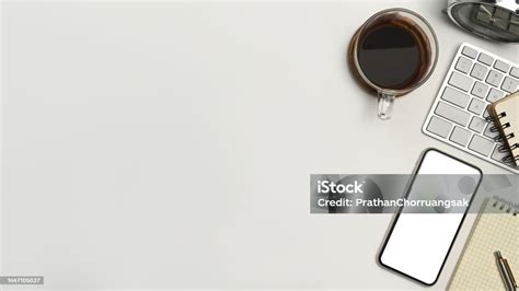 흰색 테이블에 스마트폰 커피잔 메모장 키보드가 있는 최소한의 작업장 텍스트를위한 공간을 복사하십시오 0명에 대한 스톡 사진 및 기타 이미지 Istock