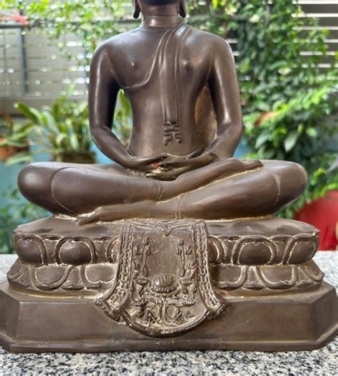 พระบูชาพระพุทโธปางสมาธิฐานผ้าทิพย์รูปดอกบัว4เหล่าเนื้อทองเหลืองหน้าตัก9นิ้วสูง16นิ้วสภาพสวยตามุก