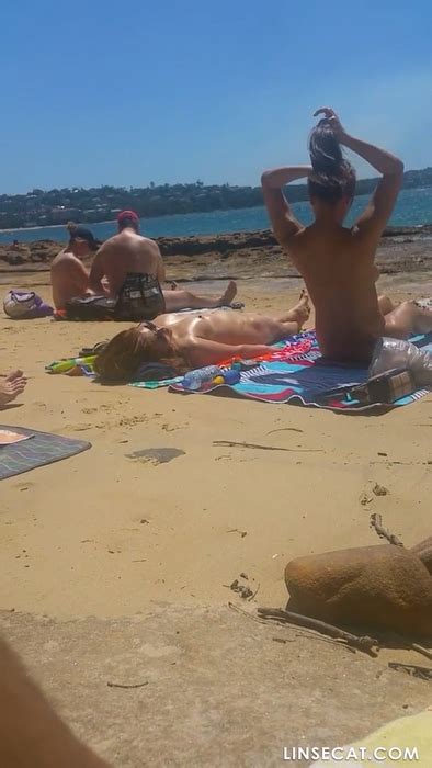 偷窥漂亮的韩国女生们在国外的裸体海滩完全裸体还互相擦防晒霜 吝啬猫