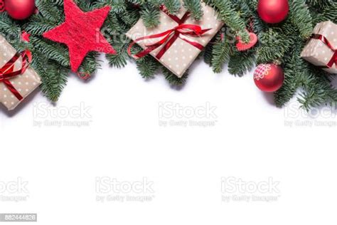 전나무와 함께 상단에 크리스마스 배경 테두리 분기 및 다른 장식 같은 선물 빨간 별과 전구 복사 공간 흰색 배경에 고립 0명에 대한 스톡 사진 및 기타 이미지 Istock