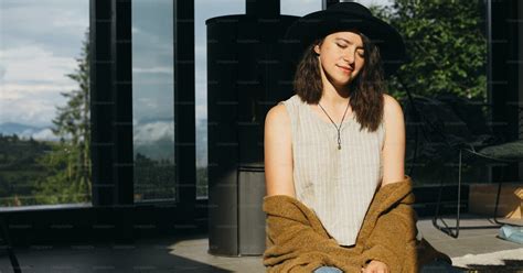 현대적인 객실에서 햇살이 내리쬐는 세련된 젊은 여성 창문과 산 언덕의 배경에 햇빛 아래 바닥에 앉아 있는 세련된 힙스터 여성 사진 Unsplash의 모자 이미지