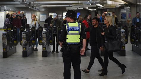 ЗАРАДИ БОМБЕНА ЗАПЛАХА Евакуираха метростанция в Лондон Nova Bg