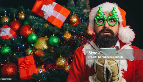 충격된 산타 클로스입니다 놀랍게도 크리스마스입니다 추운 겨울 고 뜨거운 커피입니다 장식 유리 하 고 축제 분위기입니다 새해 복 많이 받으세요 크리스마스 트리 의상입니다