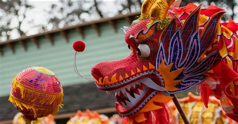 화려한 옷을 입은 사람들의 그룹 사진 Unsplash의 중국 설날 축제 이미지