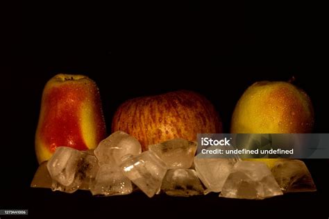 검은 색 배경 클로즈업에 물 방울에 얼음과 세 개의 빨간색과 녹색 사과의 사진 가을에 대한 스톡 사진 및 기타 이미지 가을 과일 노랑 Istock