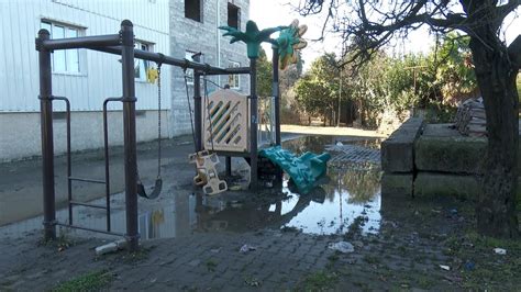 საბავშვო ატრაქციონები საცხოვრებელი სახლი და ღია საკანალიზაციო ჭა ერთ სივრცეში Youtube