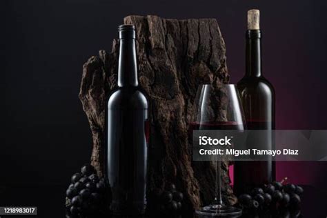 병 스페인 레드 와인 한 잔과 검은 색과 빨간색 배경에 나무 기지에 포도 와인에 대한 스톡 사진 및 기타 이미지 와인 와인병 배경 주제 Istock