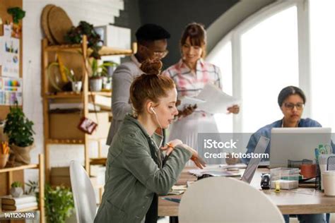 그래픽 디자인 스튜디오에서 일하고 고객과 화상 채팅을 하는 젊은 여성 20 24세에 대한 스톡 사진 및 기타 이미지 20 24세 30 34세 40 44세 Istock