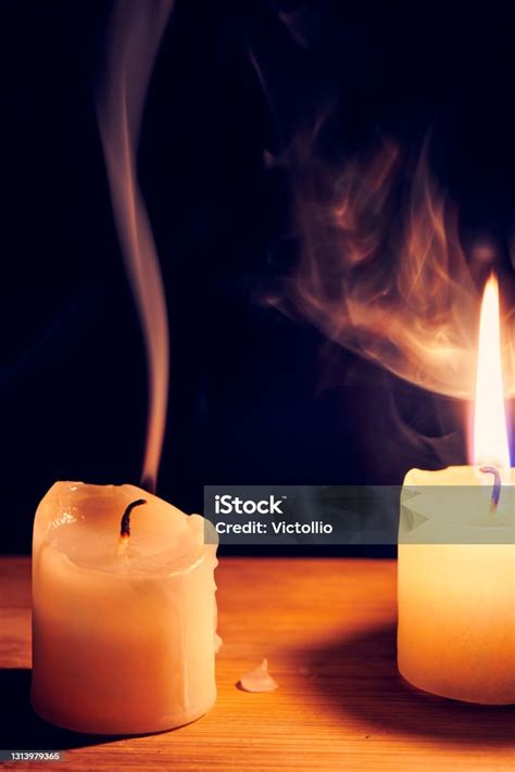 나무 테이블에 불타는 및 소화 촛불 촛불에서 부드럽고 하얀 연기 희망과 기억의 불꽃 군중 지치고 죽어가는 개념에서 눈에 띄는 복사 공간으로 뷰를 닫습니다 불 끄기에 대한