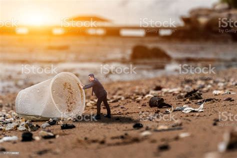 환경 및 플라스틱 인식 세계 환경의 날 개념입니다 지구를 구하기위한 해변청소생명을구하십시오 0명에 대한 스톡 사진 및 기타 이미지 Istock
