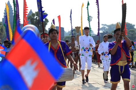 ការ ដង្ហែរ ភ្លើងគប់កីឡាស៊ីហ្គេម និង អាស៊ានប៉ារ៉ាហ្គេម ចាប់ ផ្តើម ចេញ ពី អង្គរវត្ត Sabay News