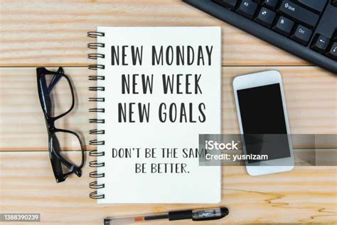 새 월요일 새 주 새로운 목표와 나무 배경에 안경이 있는 노트북을 엽니다 동기 부여에 대한 스톡 사진 및 기타 이미지 동기