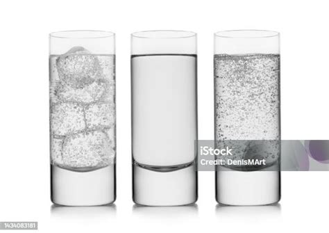 하얀 바탕에 반짝이는 여전히 미네랄 워터가있는 하이볼 안경이 있습니다 얼음 조각과 거품이 있습니다 0명에 대한 스톡 사진 및 기타 이미지 Istock