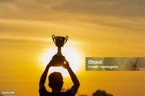 우승자는 골든 챔피언 트로피 컵 상을 들고 손을 이겼습니다 실루엣 최고의 수상 승리 핸즈 트로피 프로 챔피언 챌린지 팀 금 스포츠 트로피 컵을 들고 윈윈 스포츠 팀 컨셉 1