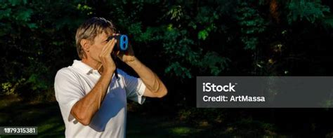 골퍼는 레이저 레인지 파인더와 골프 코스에서 깃발까지의 거리를 정확하게 측정합니다 배경에 숲 골프에 대한 스톡 사진 및 기타 이미지 Istock