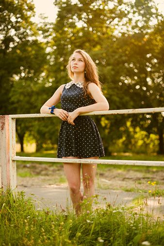 그린 필드 일몰 소프트 포커스 여름 장면에 건강 한 라이프 스타일에 짧은 드레스에 아름 다운 금발 소녀 감각 지각에 대한 스톡 사진 및 기타 이미지 Istock