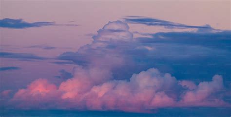 구름과 함께 하늘을 나는 비행기 사진 Unsplash의 구름 이미지