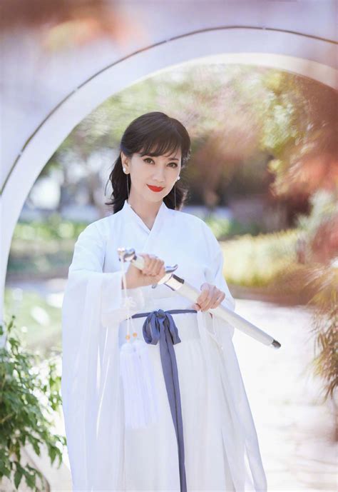 赵雅芝一袭白衣梦回白娘子 手拿宝剑舞动似侠女 搜狐大视野 搜狐新闻