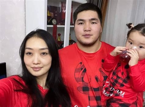 Улсын арслан Э Батмагнай “Би өмнө Хангай аваргын орсон “Гүндүүгүй яриа” нэвтрүүлгийг үзэж