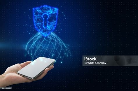 어두운 배경에 빛나는 파란색 자물쇠 Hud와 스마트 폰을 들고 남성 손의 닫기 안전 웹 보안 및 미래 개념 홀로그램에 대한 스톡