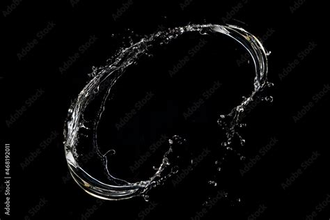 아름답게 뿌려지는 물과 물결 그리고 물방울 Foto De Stock Adobe Stock