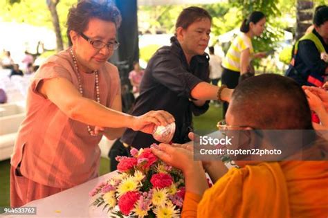 태국어 태국 승려의 손에 물을 붓는 사람들 하 고 전통 송 크 란 축제에에서 축복 또는 태국에서 물 축제 Blessing에 대한 스톡 사진 및 기타 이미지 Istock