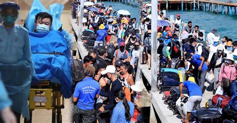 ភ្ញៀវទេសចរណ៍បានចាកចេញពីកោះរ៉ុង ដោយការពាក់ម៉ាស់គ្រប់គ្នាបន្ទាប់ពីដឹងថាខេត្តព្រះសីហនុ