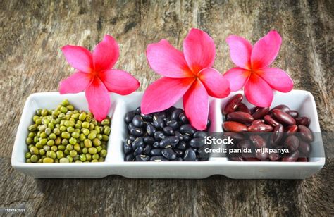 전체 곡물 씨앗 녹두 검은 콩 빨간 신장 콩 시리얼과 다양 한 렌즈콩 흰색 컵에 혼합 0명에 대한 스톡 사진 및 기타 이미지