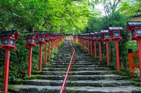 淡い緑と朱色の美しいコントラストが見られる貴船神社の石段京都の写真素材 ぱくたそ