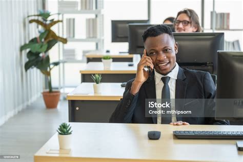 다양성 비즈니스 및 작업 Palce 개념 데스크톱 컴퓨터로 사무실에서 모바일 스마트 폰과 통화에 이야기 아프리카 사업가 20 24세에 대한 스톡 사진 및 기타 이미지
