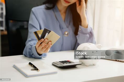 재정적 빚 신용 카드를 들고있는 아시아 여성의 손 송장 또는 청구서에서 비용을 계산하여 스트레스를 받고 지불 할 돈이 없음 모기지 또는 대출 채무 파산 25 29세에 대한