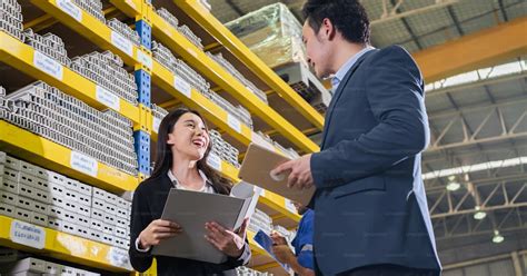 아시아 비즈니스 여성은 파트너와 함께 산업 제조 공장에서 일합니다 포멀웨어를 입은 매력적인 산업 공장 엔지니어 사람들은 제조소