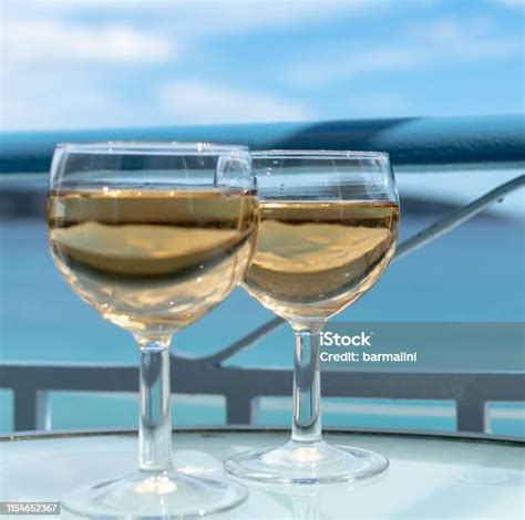 유리 테이블의 발코니에서 바다 전망을 감상할 수 있는 야외에서 화이트 와인 제공 0명에 대한 스톡 사진 및 기타 이미지 0명 그리스 낮 Istock