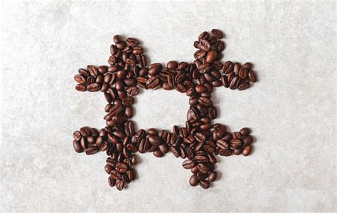 밝은 회색 배경에 갈색 커피 콩으로 만든 해시 태그 기호입니다 사진 이미지에 대한 스톡 사진 및 기타 이미지 사진 이미지 소셜 네트워킹 커피 마실 것 Istock