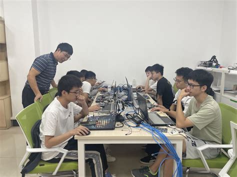 我院领导深入电子信息类专业的生产实习点检查工作 桂林理工大学计算机科学与工程学院