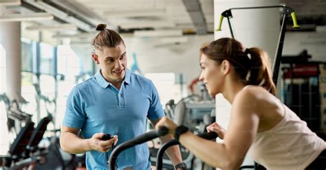 운동 여성이 체육관에서 스포츠 훈련 중에 운동 기계를 사용하는 동안 스톱워치로 시간을 측정하는 젊은 코치 사진 Unsplash의 스톱 워치 이미지