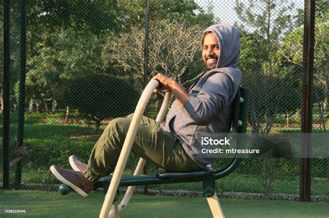 노 젓는 사람 피트 니스 스포츠 장비를 사용 하 여 야외 체육관에서 운동을 하는 인도 남자의 이미지 야외 공원에서 운동 하기 건강한 생활방식에 대한 스톡 사진 및 기타