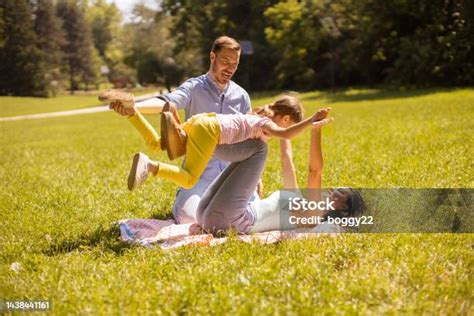 화창한 날에 공원에서 즐거운 시간을 보내는 귀여운 어린 딸과 함께 행복한 젊은 가족 3 명에 대한 스톡 사진 및 기타 이미지 3 명 30 34세 4 5세 Istock