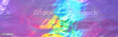 홀로그램 텍스처 반짝이는 호일과 금속 보라색 그라디언트 복고풍 디자인 우아한 배경 로고 또는 엽서를위한 빛나는 패턴이있는 세련된 네온 홀로그램 무지갯빛 다양한 색상에 대한