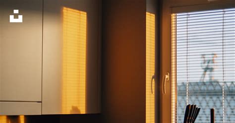 어두운 방에 창문이있는 부엌 사진 Unsplash의 무료 태양 광선 이미지