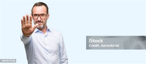 안경 중 년 남자 말 아니 어쩌면 추진 보안 방위 또는 제한 표현 손으로 정지 신호를 만드는 나쁜 태도로 짜증 경영자에 대한 스톡 사진 및 기타 이미지 Istock