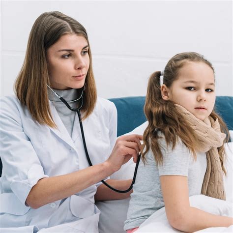 Retrato De Um Médico Feminino Examinando A Menina Paciente