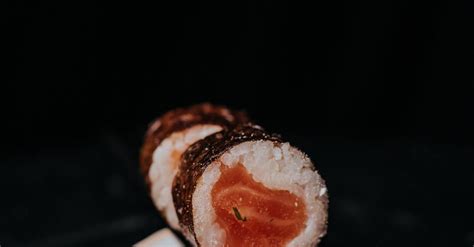 노리 단순한 디테일 럭셔리 다이닝 맛있는 식사 먹음직스러운 문화 음식 미니멀리스트 미식가 별미 빨간 젓가락 사시미 생선 스시 스시 롤 식사 쌀